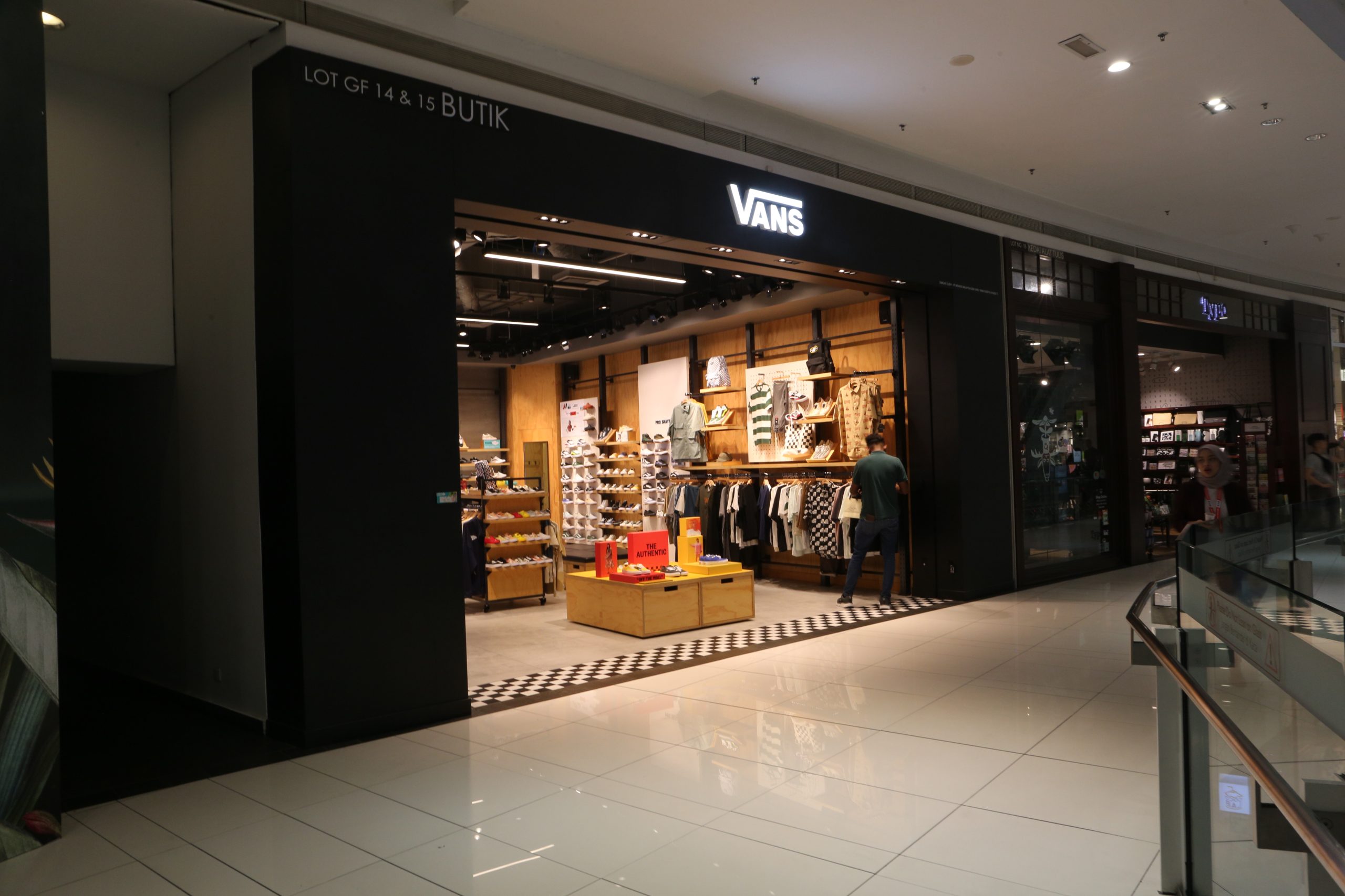 Vans - NUSENTRAL